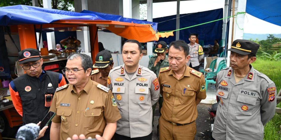 Pj. Bupati Kuningan Tinjau Longsor di Desa Cimara, Tiga Rumah Rusak ...