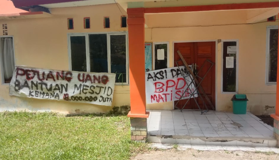 Sejumlah Warga Segel Kantor Desa Lombong Timur, Tuntut Transparansi ... Sejumlah Warga Segel Kantor Desa Lombong Timur, Tuntut Transparansi ...