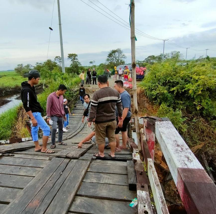 Warga Muara Muntai Bergotong Royong Perbaiki Jalan Rusak dan Berlumpur – Desa Nusantara