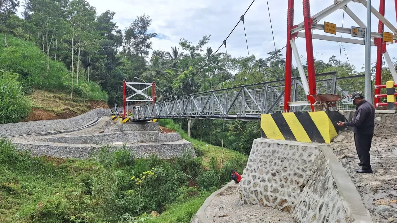Jembatan Gantung Ini Angkat Ekonomi Dua Desa – Desa Nusantara