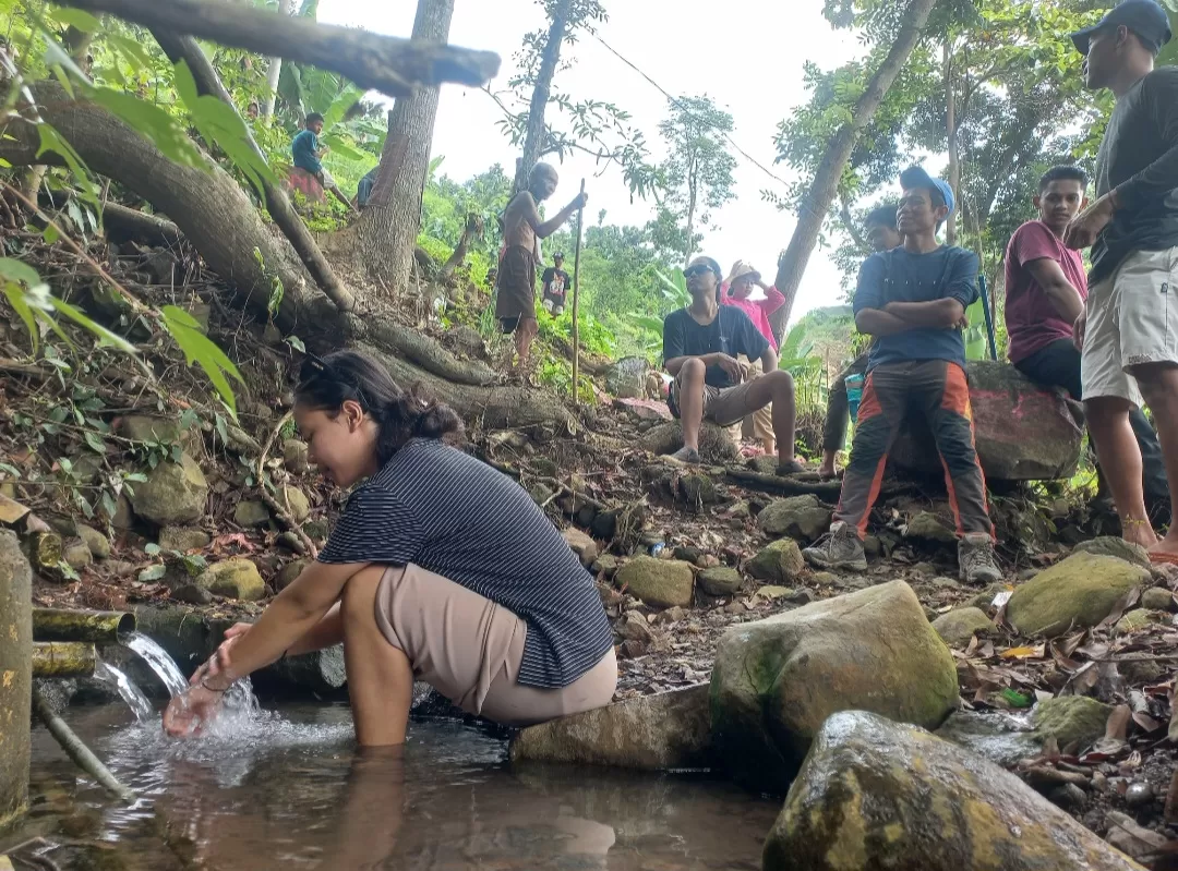 Warga Toplek Tilik Sumber Mata Air: Menolak Tambang, Menjaga Kehidupan – Desa Nusantara