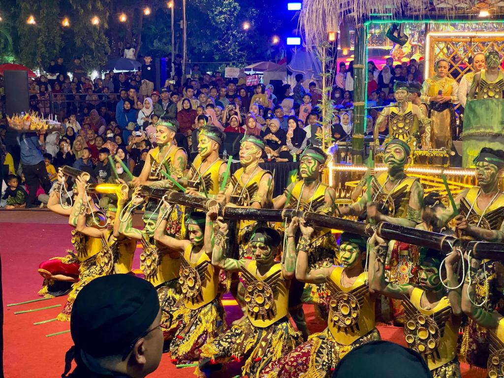 Penampilan Penuh Makna, Desa Klesem Curi Perhatian di Festival Ronthek ...