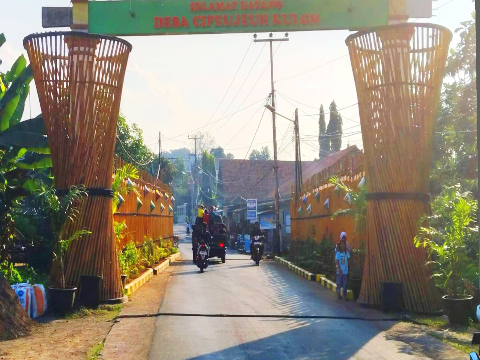 Desa Cipeujeuh Kulon Tampilkan Wajah Baru Lewat Kampung Bambu – Desa ...