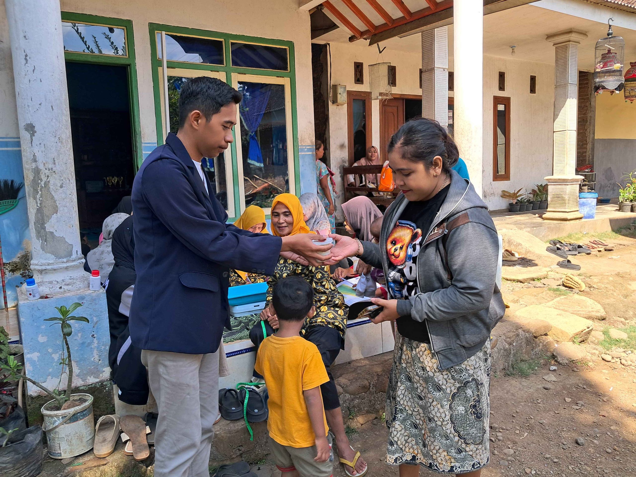 Mahasiswa KKN dan Kader Posyandu di Desa Pakis Bersinergi Cegah Stunting – Desa Nusantara
