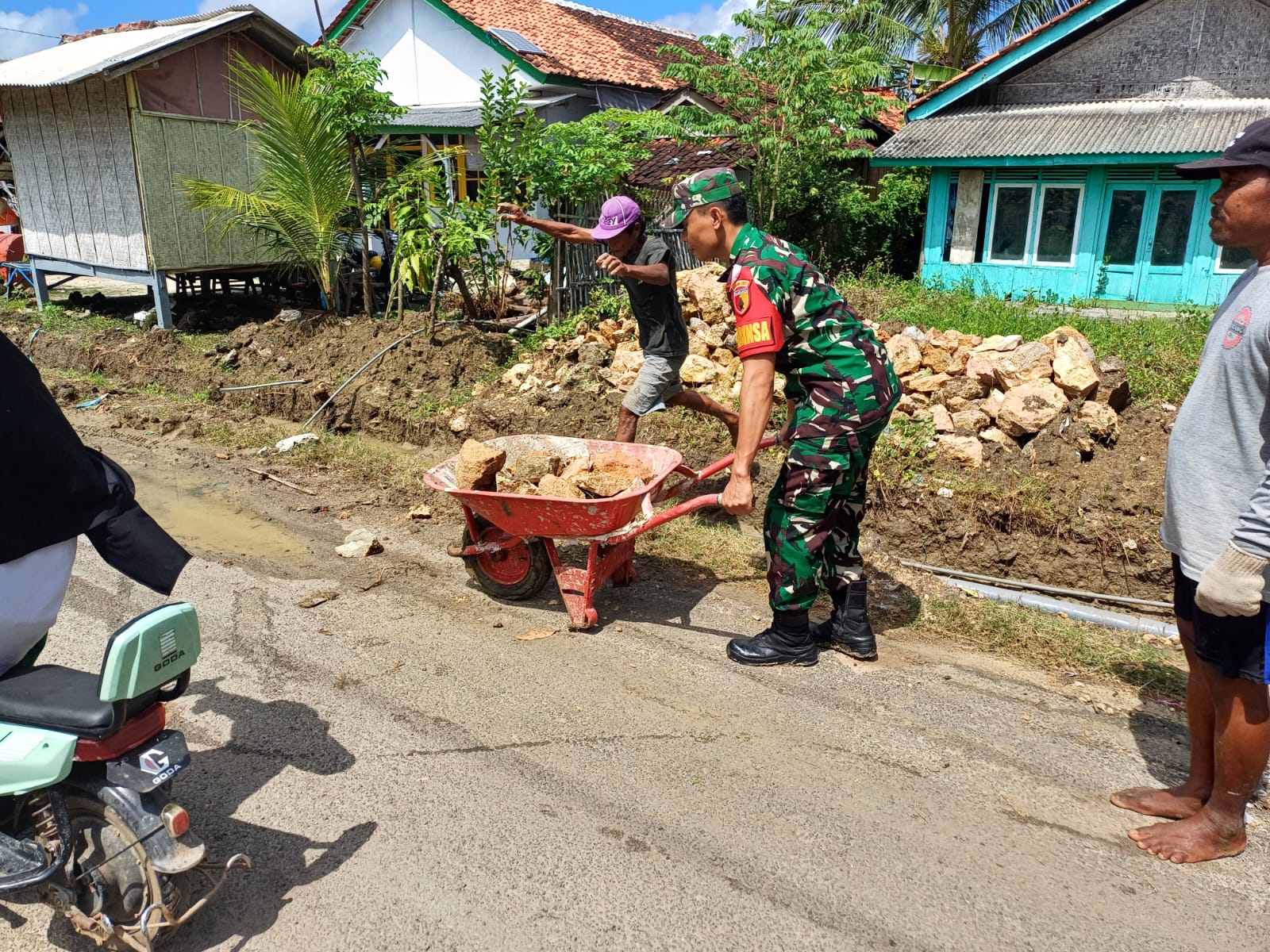 Babinsa Turun Tangan Bangun Irigasi di Desa Poteren – Desa Nusantara
