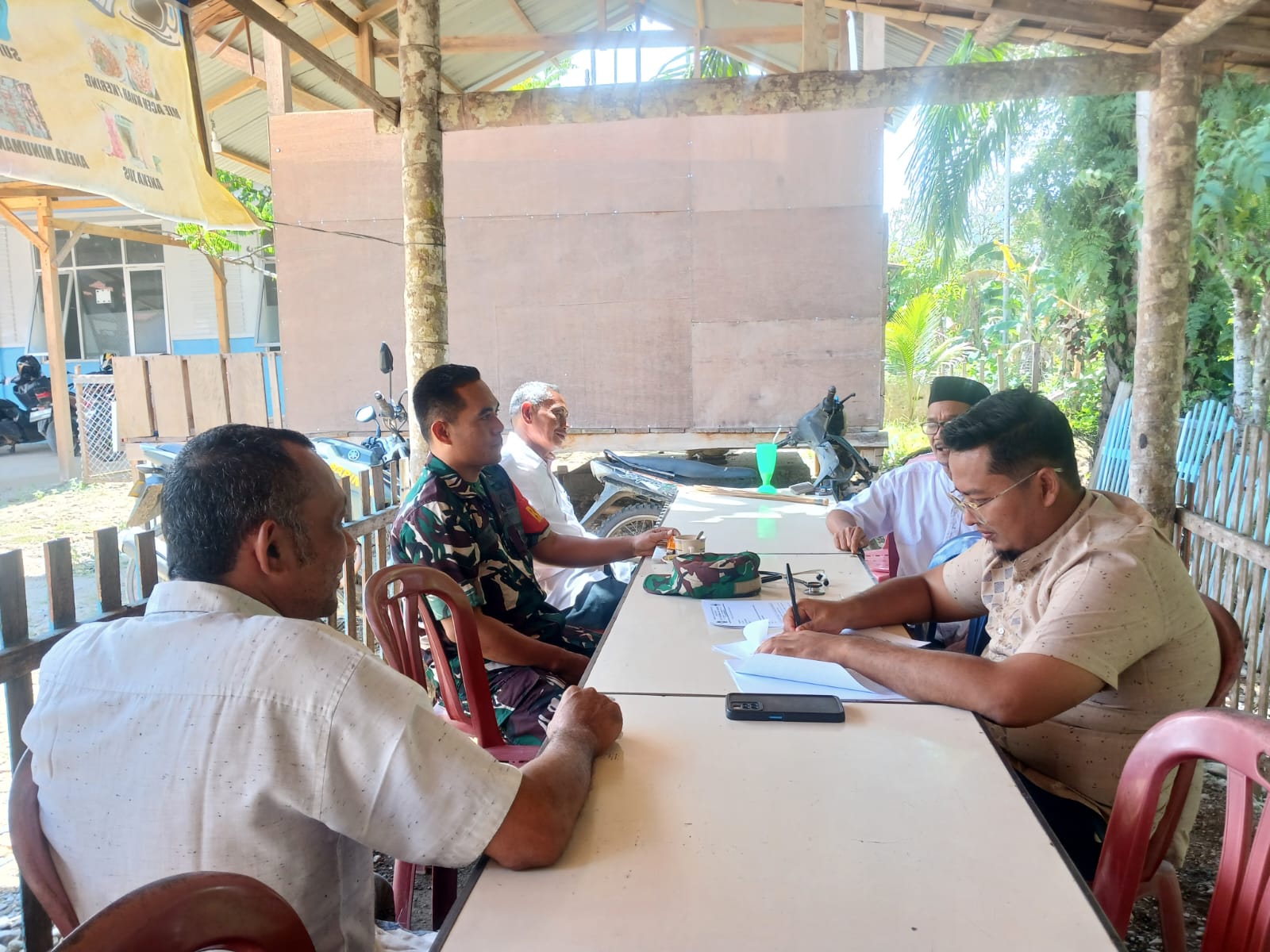 Warung Kopi Jadi Pusat Diskusi Keamanan Desa – Desa Nusantara