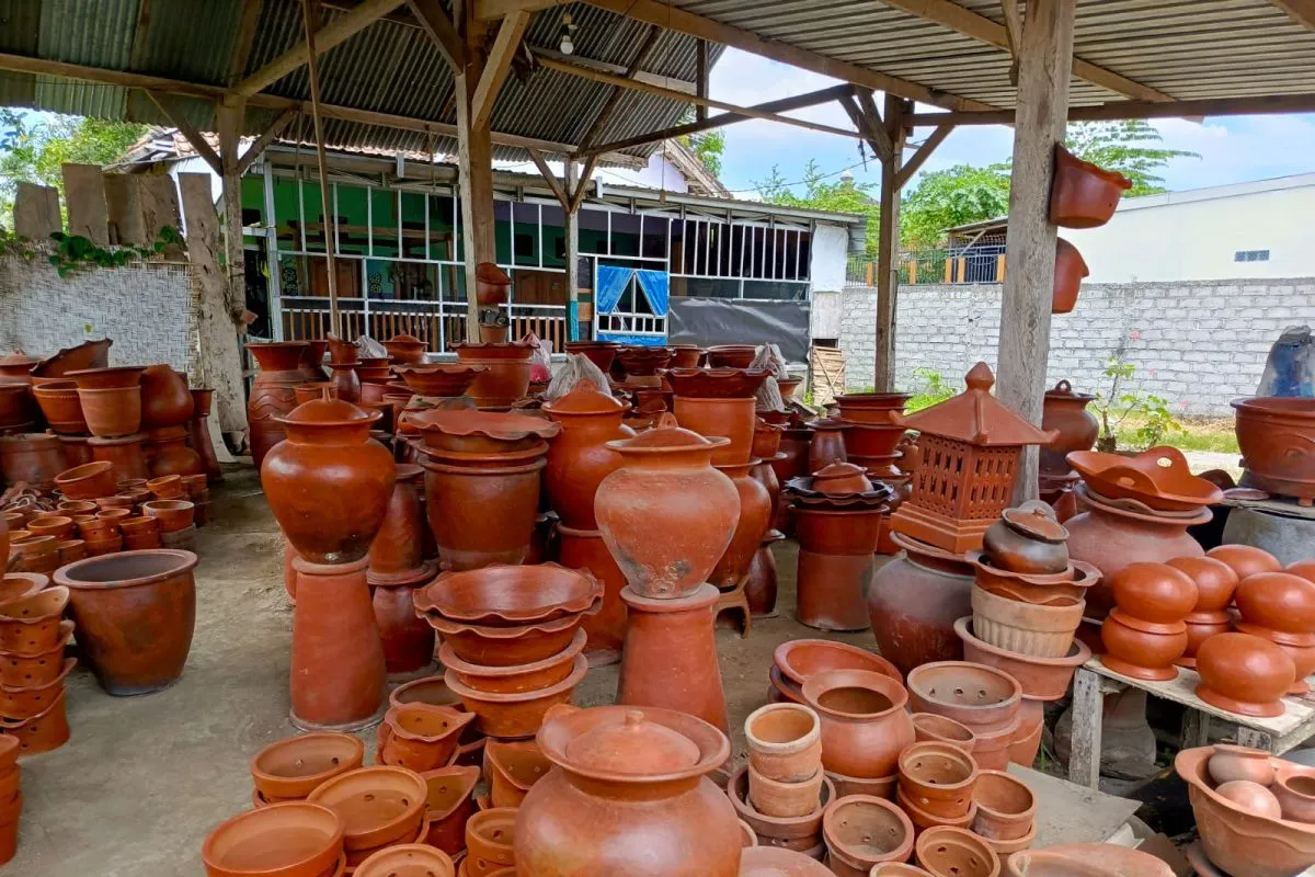 Pandemi dan Produk Murah, Gerabah Banyumulek Kian Terjepit – Desa Nusantara