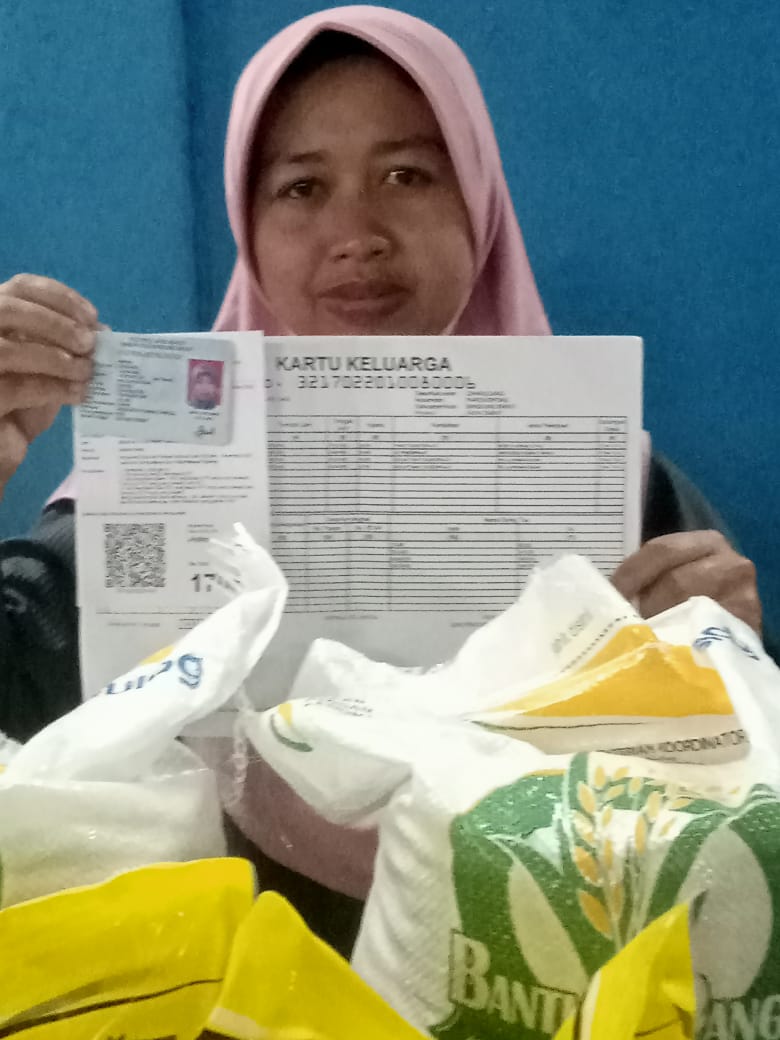 Beras 20 Kg Dibagikan ke Ribuan Warga Cihanjuang – Desa Nusantara
