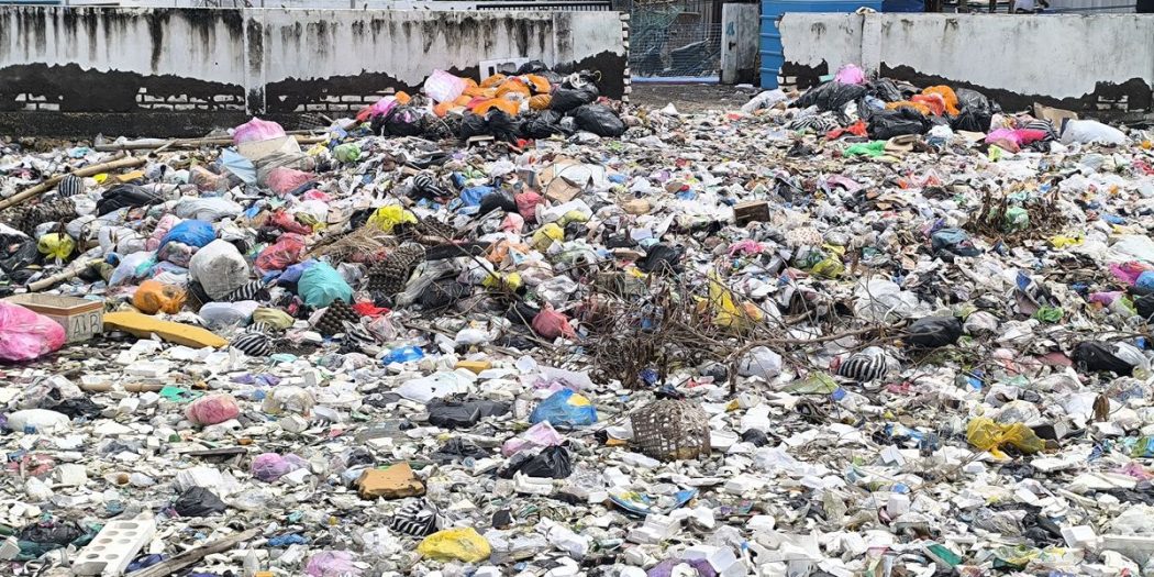 Tumpukan Sampah 50 Meter Ganggu Warga Pesisir Pamekasan – Desa Nusantara